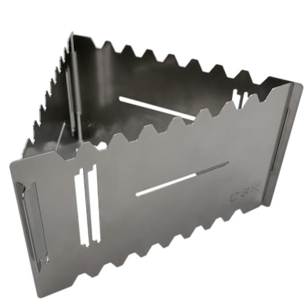 ★3枚のステンレス板を組み合わせて使用するシンプルなアルコールバーナー用ゴトクです。★スリットの位置を変えることにより様々なバーナーに対応することができます。★上下を逆に使用することでゴトクの高さを2段階調整することが可能です。★収納袋付属...