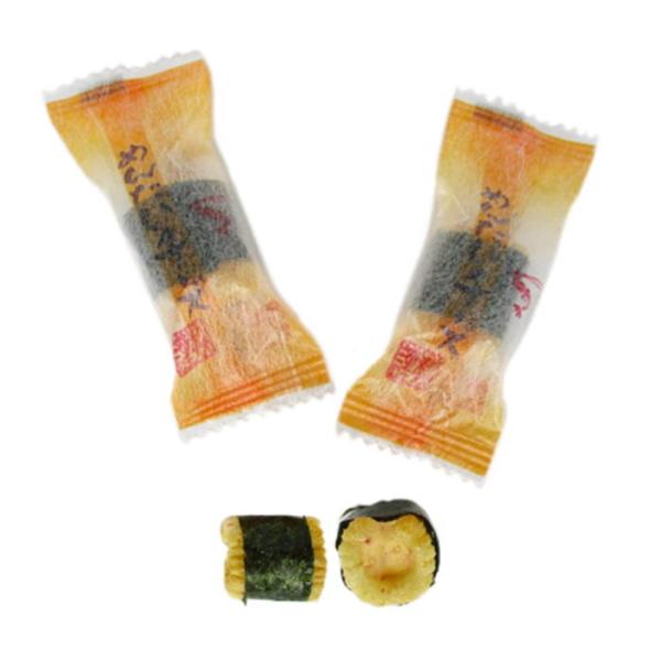 明太子とチーズが入ったおかきを海苔で贅沢に巻き上げました。