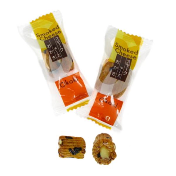 スモークチーズが入ったおかきにキザミ海苔をふりかけました。