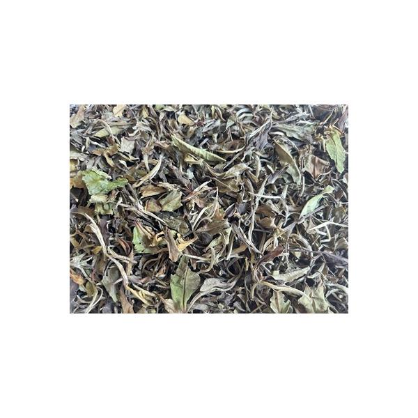 琥珀色の水色を放つ白茶「白牡丹」摘んだ葉を日光と屋内で萎凋後、乾燥させるというシンプルな製法で作られているこのお茶は、体の余分な熱をとる作用があると言われ、香港や東南アジアでよく飲まれています。まろやかで口あたりが良く、ほのかな甘みをもつ白...