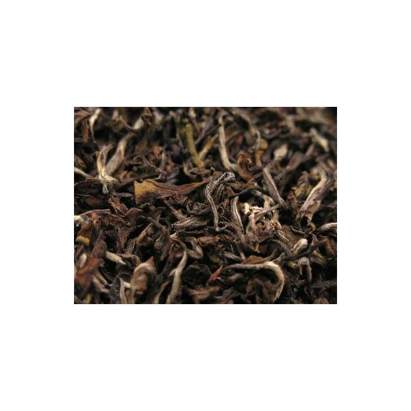 紅茶に一番近い烏龍茶華やかな香り、優しい甘み白毫烏龍茶、香檳烏龍茶などとも呼ばれますが、やはりインパクトから東方美人のネーミングが一番良く使われています。苦肉の策から生まれたお茶といわれる東方美人。ウンカという虫の害で商品価値が無いと思われ...