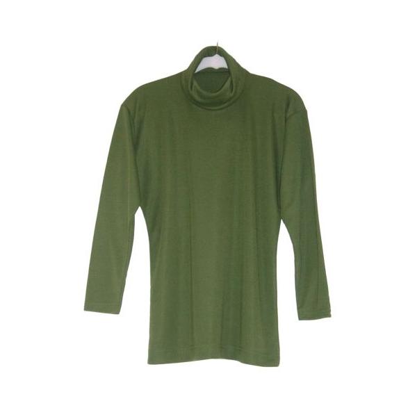 秋冬もののグリーンのニットのタートルネック。ストレッチ（伸縮性）もある柔らかい生地でできているので、着心地がいい商品。