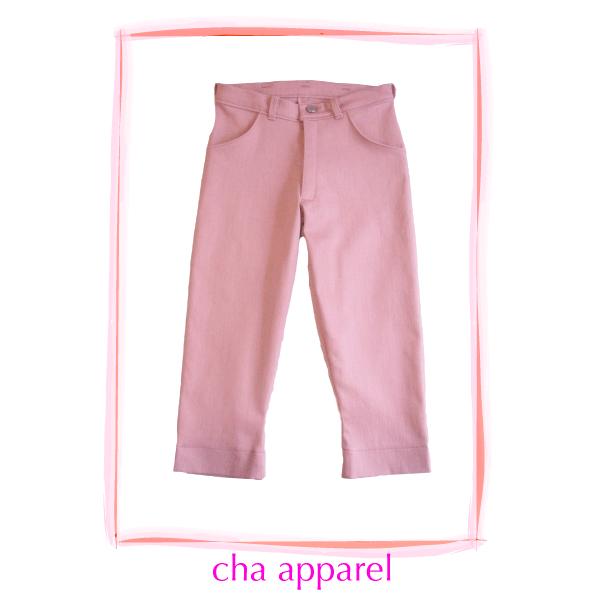 デニムクロップドパンツ。生地はピンク紫の中厚デニム。ポリウレタンの入ったストレッチ。ヒップがちょっとゆったり目のパンツ。＊Risk Free: この商品をご注文されたお客様で、サイズ、デザイン等が合わなかった場合は返品可。商品到着後７日以内...