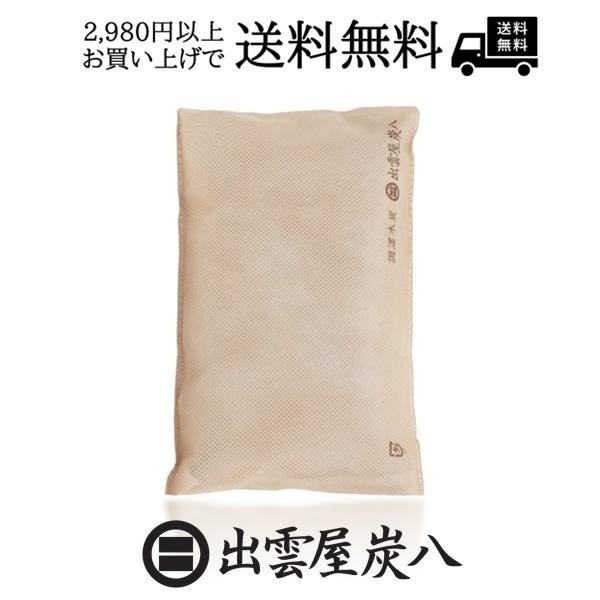 下駄箱やタンスに便利なサイズ。粉漏れしないように2重包装してあります。【商品仕様】寸法：12cm×22cm　厚み約5cm重量：約100g/袋内容量：1リットル/袋【素材】木炭（針葉樹）※丈夫な不織布2重包装です（ポリプロピレン）【生産国】日...