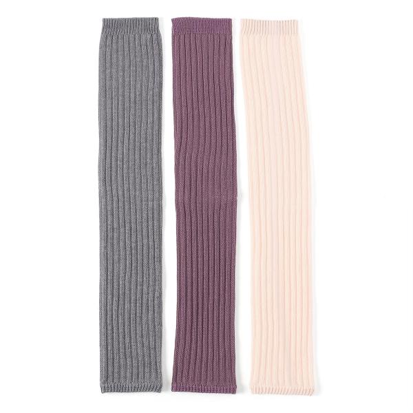 脚をやさしく包み込む、柔らかなリブ編みのレッグウォーマー【デザインポイント】季節を問わず使いやすい、程よい厚みが魅力。ずり落ちにくく、足さばきを妨げない太さで、レッスン中も快適な着用感をキープ。