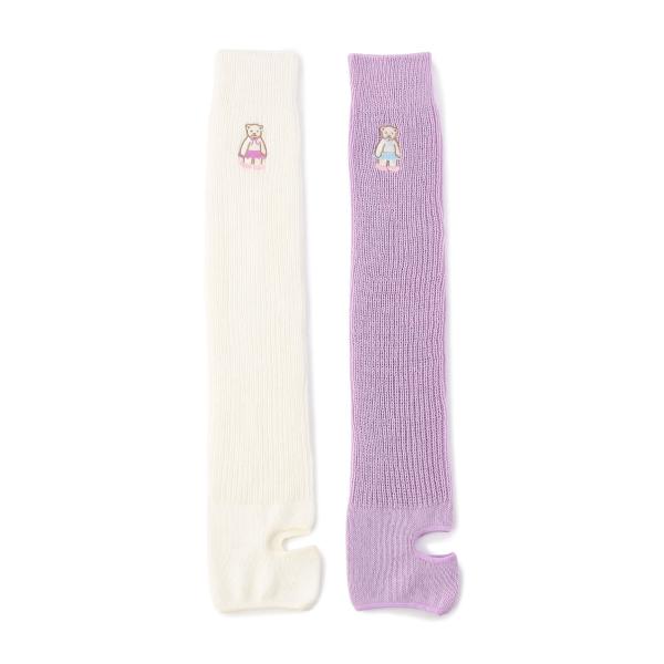 柔らかいリブ編みのトレンカタイプのレッグウォーマー【デザインポイント】キュートなバレリーナベアの刺しゅう入り。オフホワイト、ライラックの可愛らしい2色展開。