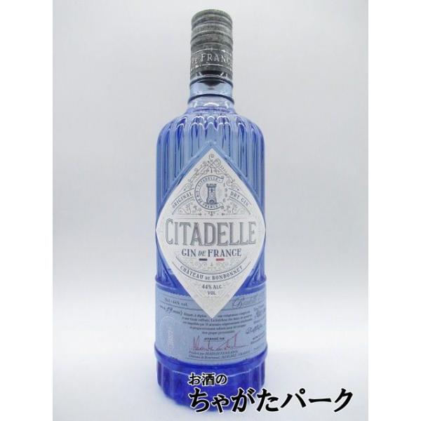 １９種類のスパイスや植物を使用し（１９種類使用はシタデルのみ）そのスパイスは痛めないように特別な袋で運ばれ抽出液はそれぞれ分けて蒸留されます。原料のアルコールも３回に分けて蒸留します。（２度のコラム、１度のポットスティル）各コンクールで多数...