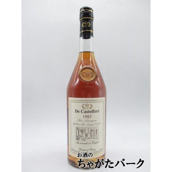 製造元の“カーブ・デ・プロデュクトゥール・レユニ（生産者貯蔵庫協同機構）”は、バ・アルマニャックの中心地にあるノガロ町近郊の、資金力の弱い小さな農家などが集まって共同でアルマニャックの製造にあたっている組織。ブランド名の「カステルフォール」...