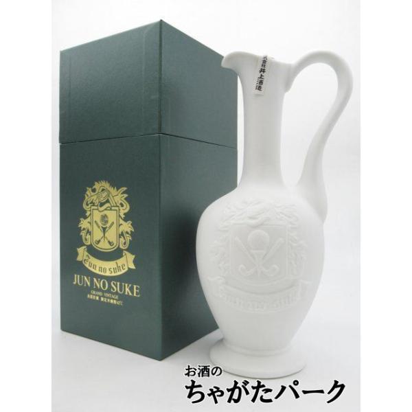 ゴルフ愛好家向けに商品開発した、優勝カップをイメージしたオリジナル陶器製ボトルです。天領日田の名水と厳選された米を使用し、長年の蒸留技術で製成後、樫樽で長期に渡り寝かせることで、無色透明から琥珀色になり、樽と米の香りが調和した馥郁たる香りに...