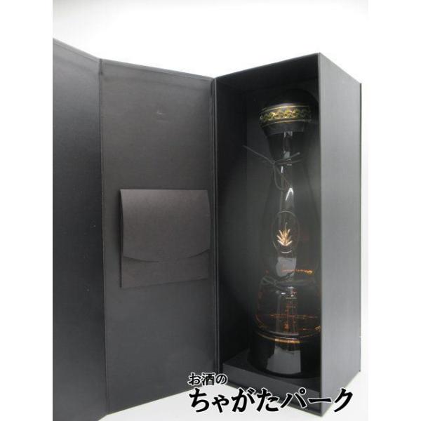 メキシコの夕陽を表現したクラセアスールのブレンドテキーラ。テキーラ・クラセアスール・プラタをベースに フレンチオークで熟成した「レポサド」と、バーボンカスクで 8年熟成させた後、シェリーカスクでフィニッシュした「エクストラアニェホ」をブレン...