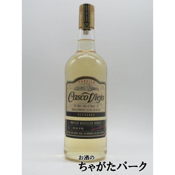 創業1938年。原料の栽培から瓶詰めに至るすべての工程を一貫管理。手造りを実践する家族経営の生産者としては最大規模を誇ります。蒸留所周辺のロスアルトス地方アランダス地区に1500エーカーの自社農園を所有し、すべてはそこから収穫されるブルーア...
