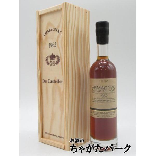製造元の“カーブ・デ・プロデュクトゥール・レユニ（生産者貯蔵庫協同機構）”は、バ・アルマニャックの中心地にあるノガロ町近郊の、資金力の弱い小さな農家などが集まって共同でアルマニャックの製造にあたっている組織。ブランド名の「カステルフォール」...