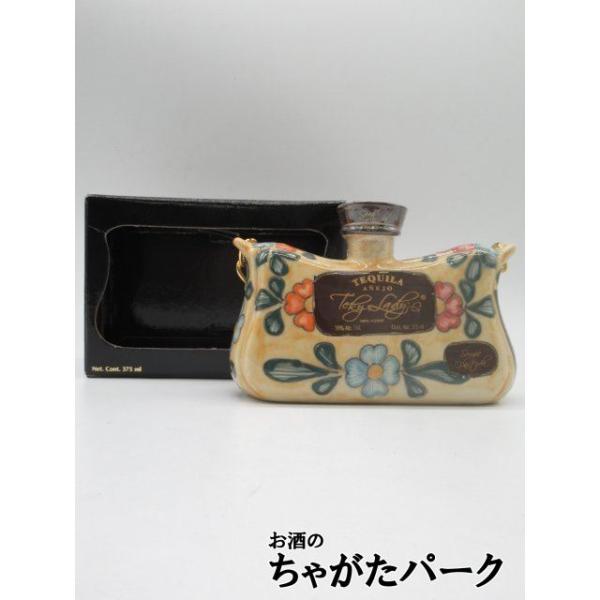 バジェス地方アマティタン地区で製造されるテキーラ。アファマドやトレスムヘレスなど魅力的な人気のテキーラを製造するのトレスムへレス蒸留所でつくられています。セルジオ・バルミューダ氏のデザインによる女性用バッグの形をモチーフにした美しい陶器製ボ...