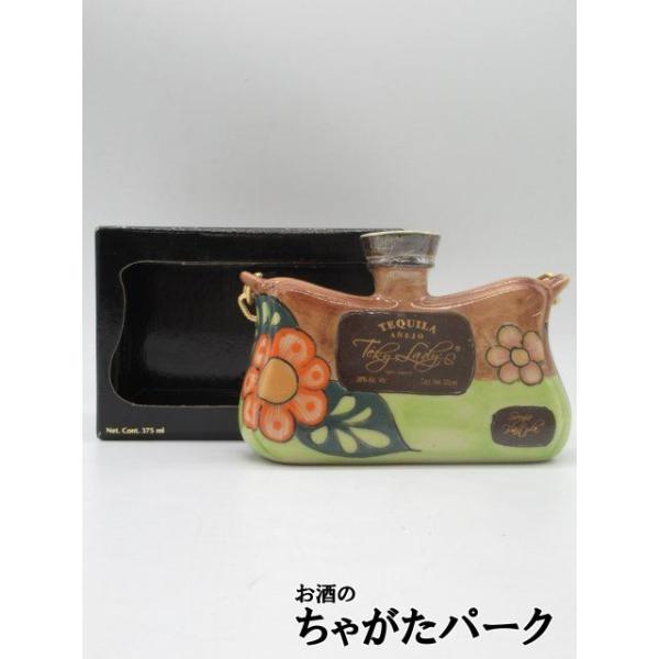 バジェス地方アマティタン地区で製造されるテキーラ。アファマドやトレスムヘレスなど魅力的な人気のテキーラを製造するのトレスムへレス蒸留所でつくられています。セルジオ・バルミューダ氏のデザインによる女性用バッグの形をモチーフにした美しい陶器製ボ...