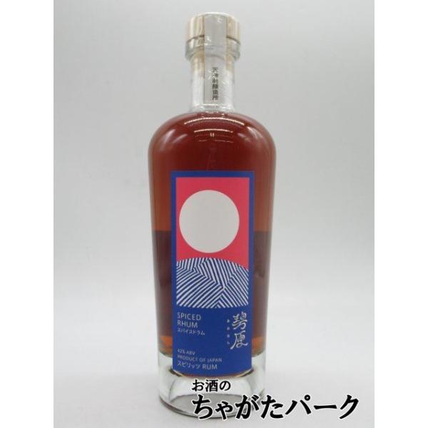 沖縄産黒糖でつくったホワイトラムをベースとして、数種類のスパイスを使って香味付した琥珀色のラムです。 芳醇なシナモンやスターアニスなどのスパイスに加えて、日本独自の原料も使い、他のラムにはない香ばしい味わいを出しています。ラム本来の甘味と、...