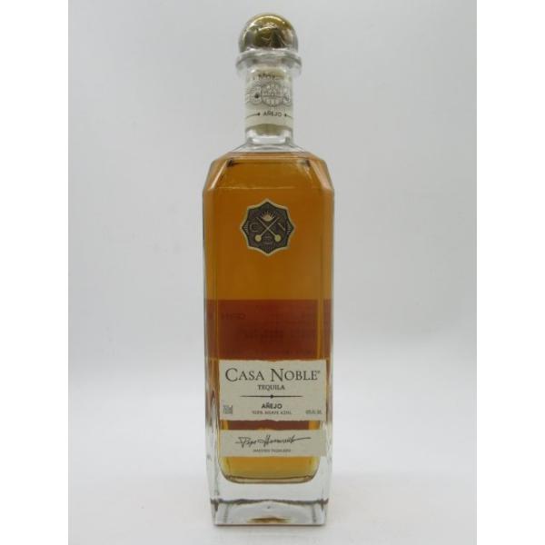 １０年間栽培されたブルーアガベの中から、水分と糖分の厳しい基準に合格したもののみが原料として使用される最高級テキーラ。ブルーアガベを石の釜で３８時間じっくりと蒸らし、中心部だけを使って液汁を搾りだし、自然発酵が行われます。アメリカで開かれる...