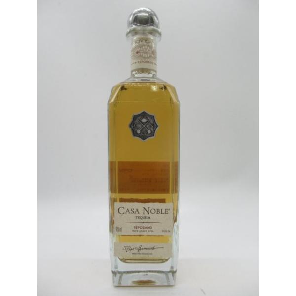 １０年間栽培されたブルーアガベの中から、水分と糖分の厳しい基準に合格したもののみが原料として使用される最高級テキーラ。ブルーアガベを石の釜で３８時間じっくりと蒸らし、中心部だけを使って液汁を搾りだし、自然発酵が行われます。アメリカで開かれる...