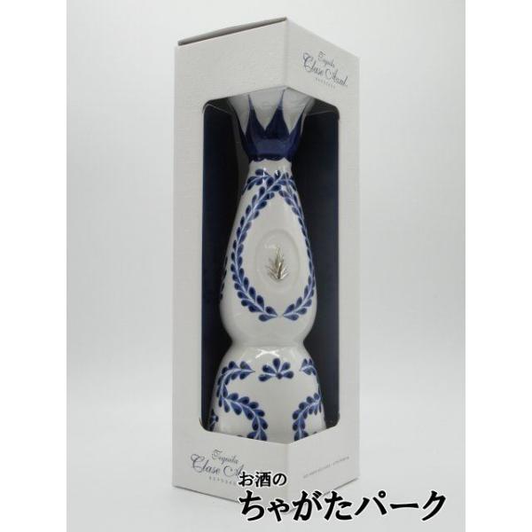 ゆっくりと調理されたブルーアガベから造られたプレミアムレポサドテキーラは、香り高く無類の味を奏でます。独創的な味わいはもちろん、伝統的なフェザーペイントがコバルトブルーで施された陶器ボトルはクラセアスールを代表するテキーラです。アメリカンオ...