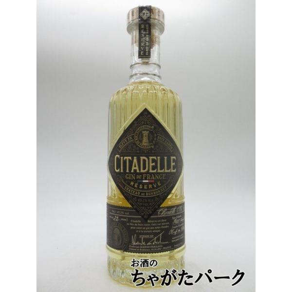 １９種類のスパイスや植物を使用し（１９種類使用はシタデルのみ）そのスパイスは痛めないように特別な袋で運ばれ抽出液はそれぞれ分けて蒸留されます。原料のアルコールも３回に分けて蒸留します。（２度のコラム、１度のポットスティル）さらにオーク樽にて...