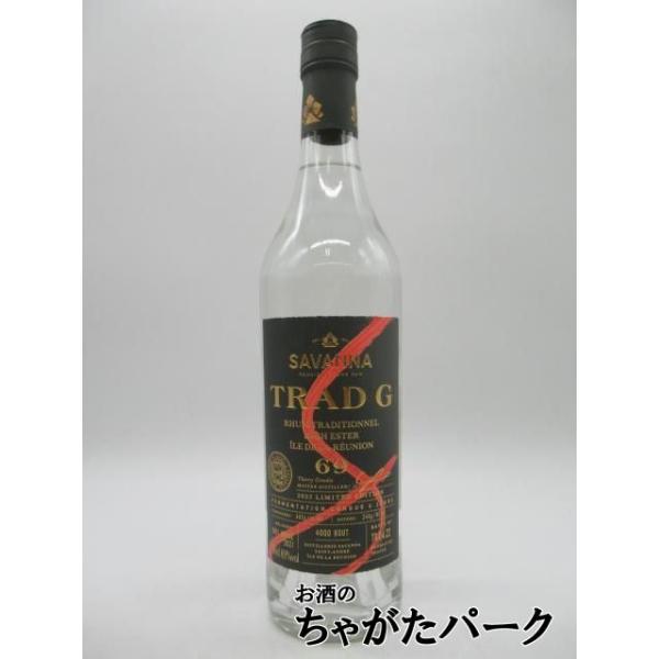 「トラッド G」はモラセス糖蜜の長期発酵とSavalle社の銅製コラムスチルでの蒸留を組み合わせた、蒸留所を象徴するユニークなラム。「グランアロームのように作られたトラディショナルラム」を意味する商品名の通り、トラディショナルタイプの原酒で...