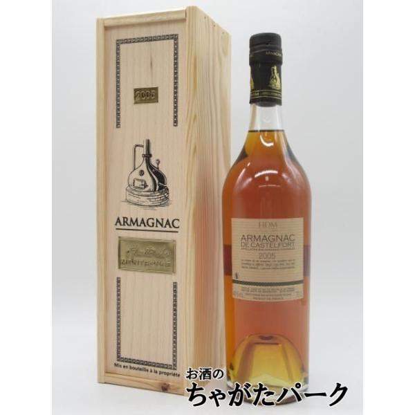 製造元の“カーブ・デ・プロデュクトゥール・レユニ（生産者貯蔵庫協同機構）”は、バ・アルマニャックの中心地にあるノガロ町近郊の、資金力の弱い小さな農家などが集まって共同でアルマニャックの製造にあたっている組織。ブランド名の「カステルフォール」...