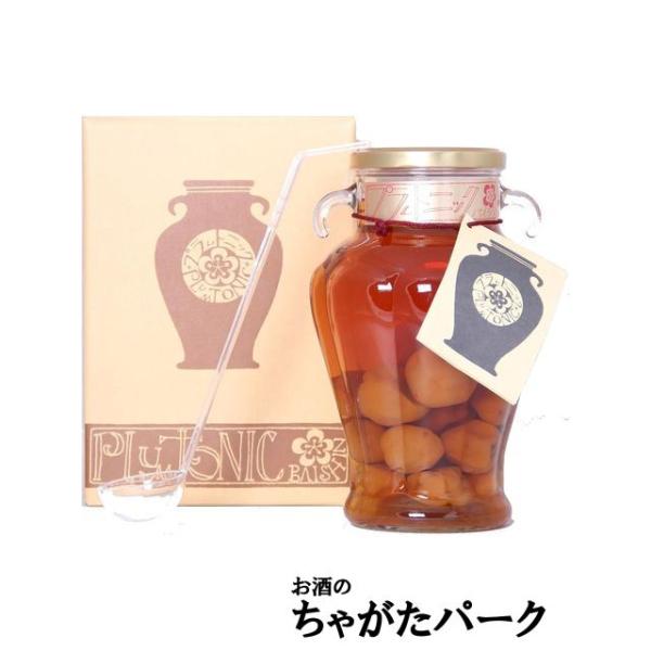 国産南高梅の実を入れた、丹波杜氏渾身の濃厚梅酒。古代ギリシャやローマで、ワインや油の貯蔵などに使用されていた壺をモチーフにしたアンフォラ型ボトルが特徴です。アルコール度数が高めなので、割ってよし、ロックでよし。梅酒漬けの国産南高梅を浮かべて...