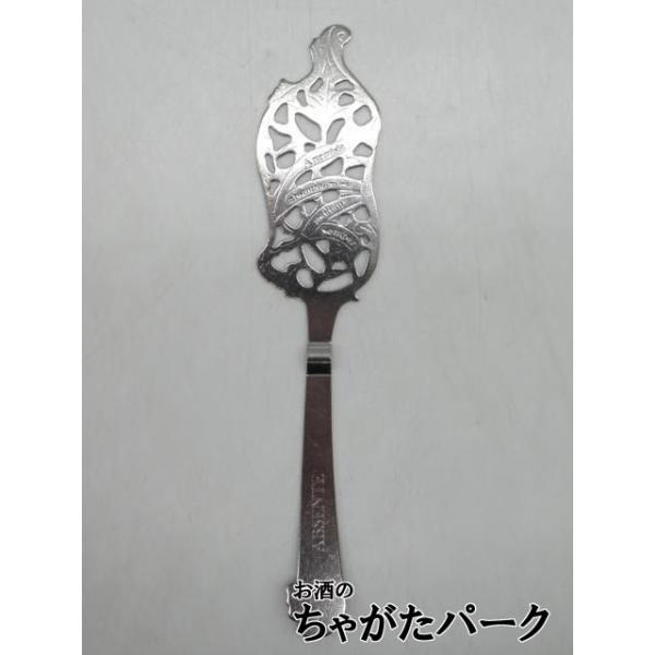 アブサンを楽しむためのスプーンです。ストレートやロックで楽しむのも良いのですが、アブサンの定番と言ったらスプーンの上に角砂糖を置いて加水する飲み方。まず、グラスの上に特殊なスプーン（アブサンスプーン）を渡しかけて、その上に角砂糖を置きます。...