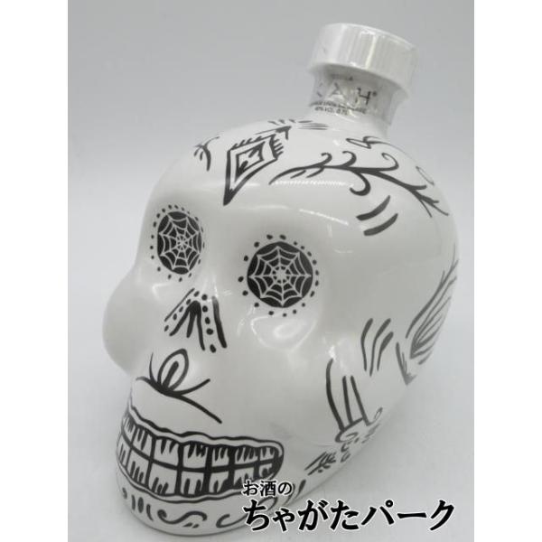 ＫＡＨとは、古代のマヤの言語で「人生」という意味。 ドクロをかたどったこのデザインは、３０００年前のアメリカ先住民の文化が栄えたメソ・アメリカで行われた死者を敬う儀式を反映したものです。テキーラはブルー・アガヴェ１００％が原料の高品質なもの...