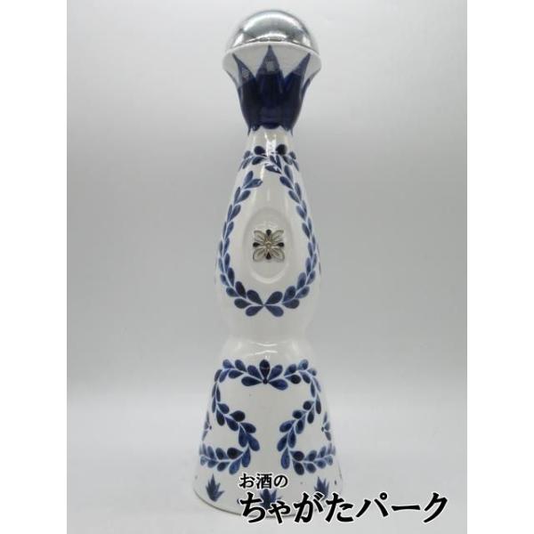 ゆっくりと調理されたブルーアガベから造られたプレミアムレポサドテキーラは、香り高く無類の味を奏でます。独創的な味わいはもちろん、伝統的なフェザーペイントがコバルトブルーで施された陶器ボトルはクラセアスールを代表するテキーラです。アメリカンオ...