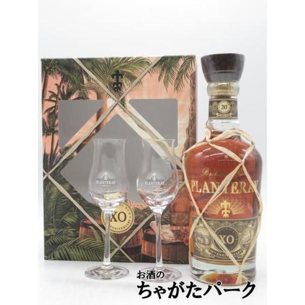 プランテーション ラムの中でも最も多くの賞を受賞している商品。バルバドスで生産された数種類のラムを８年〜１５年間バーボン樽で熟成させてフランスに輸送。フランス国内で熟成年数が異なる原酒をブレンドした後にコニャック樽で１０年間熟成している。香...