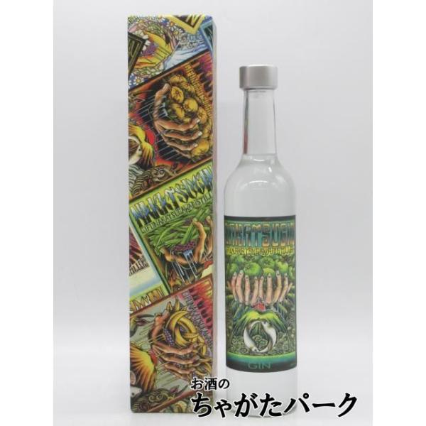 青柚子は非常に刺激的。まだ完熟前の青柚子の香りはツンとして、コショウや山椒の実を思わせるフレーバー。そして、皮の部分には柑橘系のオイルが多く、皮をむいている手がベタベタになるくらい。ジンにはこのようなボタニカル由来のオイル(精油成分)が必須...