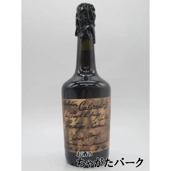 アドリアン・カミュは１６世紀から自家蒸留している名門で、同社の製品は全て優秀酒をうむペイ・ドージュ規格品。リンゴの収穫時のみ臨時の手伝いを頼むが、それ以外は全て家族が手作業で行っている。蒸留はコニャックで使われているシャラント式蒸留器で２回...