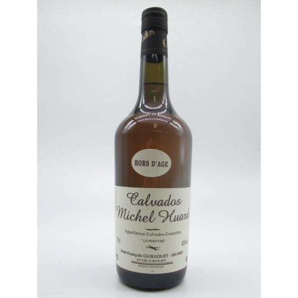 ４０度　７００ミリ最近コニャックを意識し過ぎて味わいもそれに似たカルヴァドスが多い中、このミシェル・ユアールは一口味わえばカルヴァドスとわかります。ミッシェル・ユアール家は、原料の林檎の栽培から最後の瓶詰め工程まで一貫して行っている稀少な生...