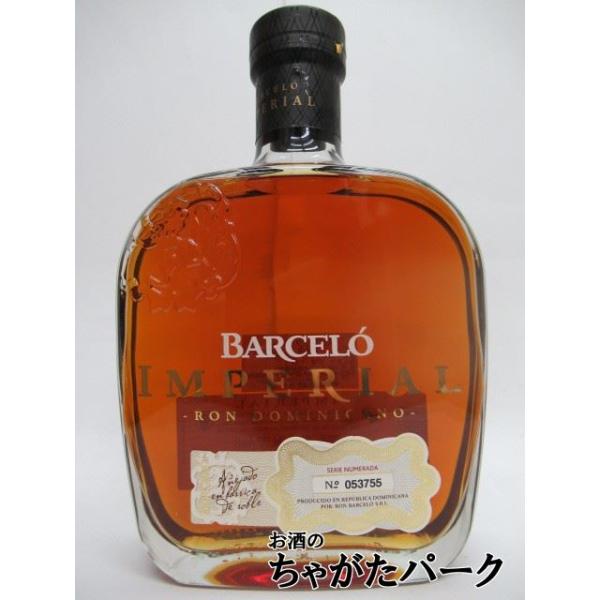 ロン・バルセロは、１９８０年の創設以来ドミニカラムの最高峰として高い評価を得ています。インペリアルは、４年から２０年前後熟成の原酒をブレンドする年間総生産30万本の限定品。クリーム・バター、ドライ・チェリー、バニラ、パイナップル・ジャム、カ...