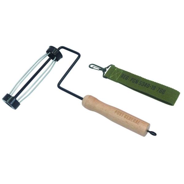 「商品情報」・よく使う工具ののような道具。・そんなコンセプトから生まれたカーペットクリーナーホルダー。・木の素材感を活かしたビーチ材の持ち柄に無骨な太めのロッドを組み合わせました。・また掃除中に手を通せるストラップもアクセントにデザインしま...