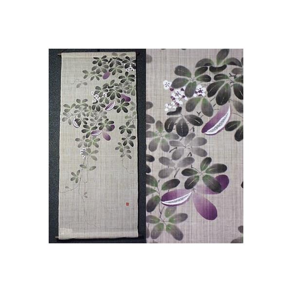 【発売日：2020年08月05日】麻地に上品にあけびが描かれた、和風モダンテイストのタペストリー（掛軸）です。【送料無料】大きさ＝60×150cm【分類・用途】インテリア,掛軸,タペストリー,和風モダン,秋【注意事項】●簡易箱に入っておりま...