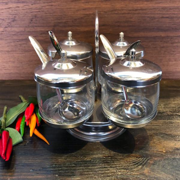 回転式バージョンのクアングプゥングです。タイの食堂ではお馴染みの調味料入れです。タイ料理には欠かせないクアングプゥングの出品です。本体はガラス製です。フタ及び持ち運び用の台はステンレスで回転するデザインです。1つの入れ物の高さは約9cm、円...