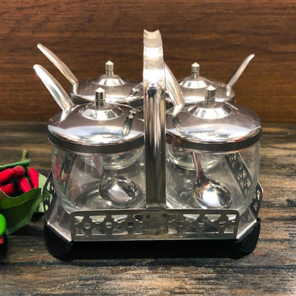 新バージョンのクアングプゥングです。トレーに柄が入りました。タイ料理には欠かせないクアングプゥング（調味料入れ）です。 本体はガラス製です。フタ及び持ち運び用の台はステンレスです。 1つの入れ物の高さは約9cm、円の直径は5.5cmです。全...