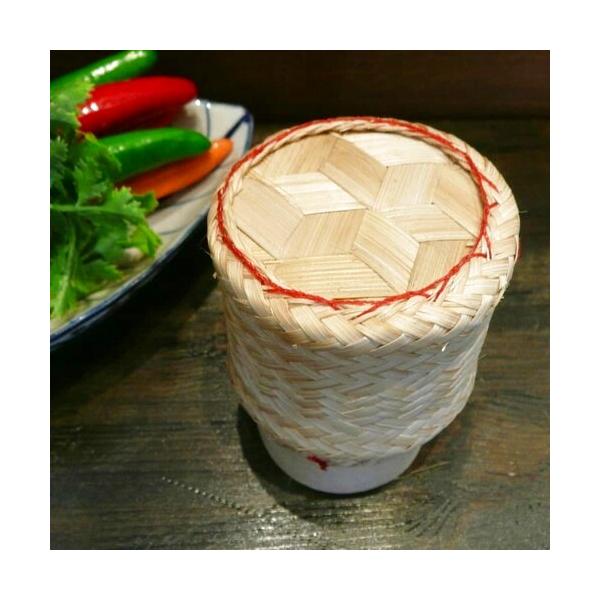 タイのもち米を入れる容器です。おおよそもち米1人分目安です。竹でできているので、もち米以外にも雑貨や小物入れとしても使用できます。サイズ：直径約8cm　高さ約11cmタイ製