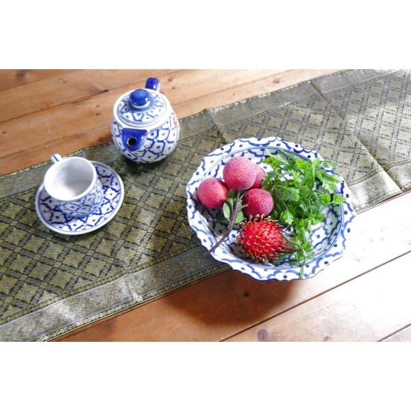 見る角度によって金糸の光沢が一層輝きを増す、とても素敵な長さ3mのテーブルランナーです。テーブルのアクセントにいかがでしょうか？・材　質　：タイシルク混・　色　　 ：グレー・サイズ ：横30cm×縦300cm#タイ雑貨　#タイ料理　#テーブ...