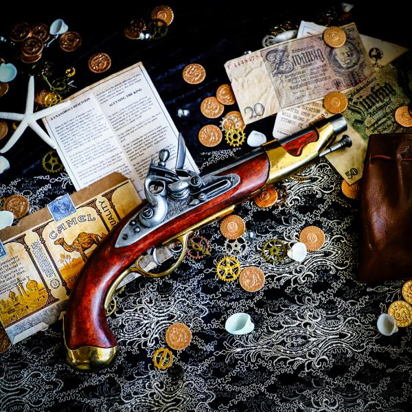 ナポレオン時代の騎兵ピストルレプリカ。フリントロック式ピストルは引き金を引いたときに、火打石が火花をおこし火薬に点火するという仕組み。レプリカなので弾丸発射機能はございませんが十分にロマンを感じていただけるお品です。インテリアとしてはもちろ...