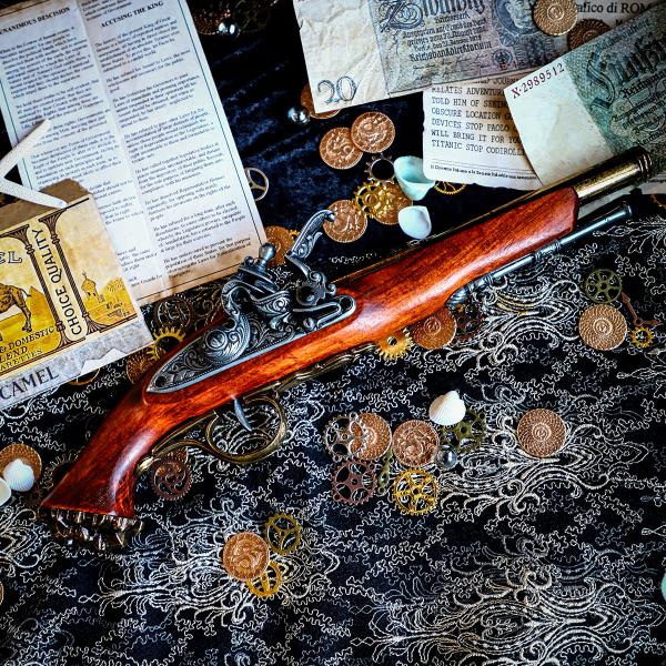 木材と金属で作られているフリントロック式ピストルのレプリカ。18世紀に海賊たちが最もよく使用した武器の一つであるフリントロックピストル。グリップのスカルをはじめ、細部に至るまで繊細なデザインが施されております。インテリアとしてはもちろん、コ...