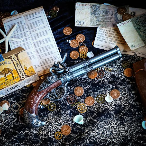 銃尾に鷲の頭が付いた3バレルフリントロックピストルのレプリカ。グリップは模造彫刻木製、銃のボディーは金属製で繊細なデザインが施されております。インテリアとしてはもちろん、コスプレや資料としても素敵なアイテム。サイズ：約30cm重量：約106...