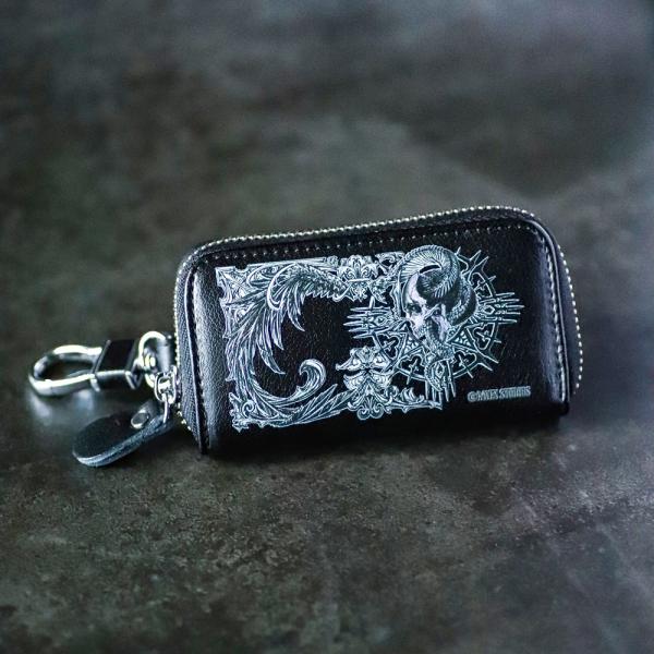 異世界ミッドエルド最強の魔法教団である「オルドゥ」の紋章を使用したキーケース。合皮素材の高級感あふれるケースで、内部にはキーリングがたくさんついているので収納力も抜群です！このキーケースを持てば魔法教団の一員気分に！サイズ: H約65ｍｍ×...