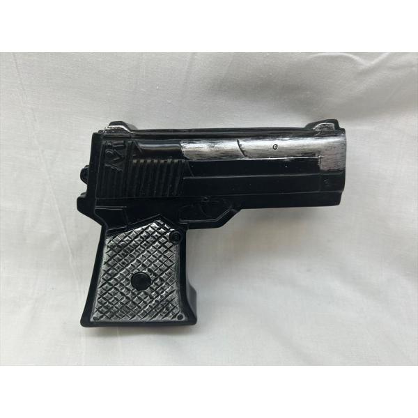 蓋付き灰皿！拳銃の形をしています！天面が蓋になっているデザインです。中には火消しが付いております。蓋をしておけば、灰も飛び散らず、みた目もぱっと見灰皿とわからないデザインです。【サイズ】W160/D115/H40mm【素材】ポリストーン製