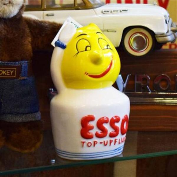 "どっしりとした陶器素材に、クラシックなESSOBOYデザインを忠実に再現。貯金箱としてはもちろん、ガレージやリビングのディスプレイアイテムとしても存在感抜群です。アメ車・モーターカルチャー好きにはたまらない、飾って良し・使って良しの定番ア...