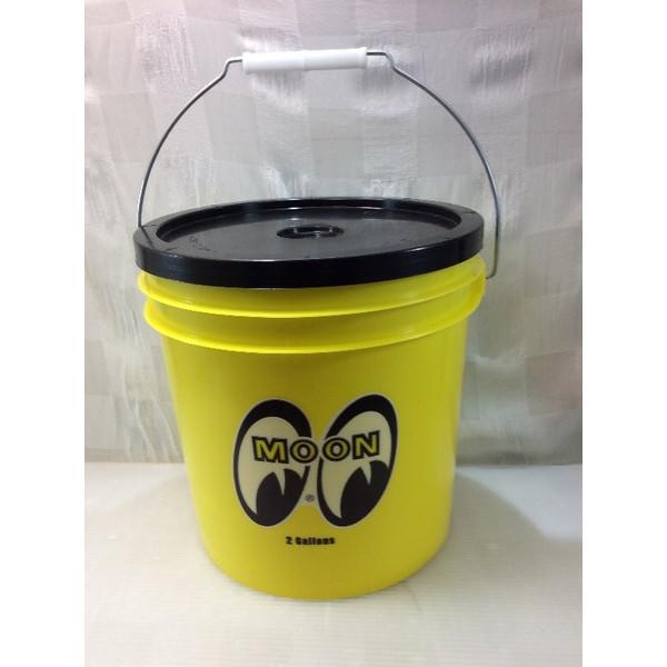 人気の MOON バケツが、ひとまわり小さい2ガロン(約 7.57リットル) で登場!!既存の 5ガロン(約19リットル) では大きすぎるという方に便利なスモール サイズです。フロントには、大きくアイシェイプと、バックには 『Light D...