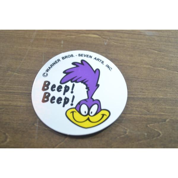 アメリカのワーナーブラザーズが製作するアニメーション。ロードランナーちゃんとUV加工してあるので車やバイクにもOK!!!サイズ：約　直径6ｃｍ