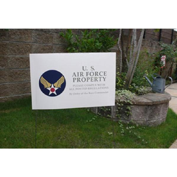 アメリカでは、ヤードサインと呼ばれるポピュラーな看板！ ロードサイドや庭の地面に直接挿し込んでお使いください。 看板部分とフレーム部分は取り外してお使い頂けます。 これがあるだけで、アメリカンな雰囲気がグッと際立ちます！！ ※長時間の雨など...