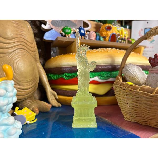 蓄光タイプなので、暗闇で光ります。蓄光商品は太陽光や照明の紫外線を主に蓄えて発光します。紫外線量が少ない照明環境では十分に蓄光できず、発光量が少なくなる場合があります。充分に紫外線を含む光を吸収させた上で、暗闇にて使用するとより明るく光りま...